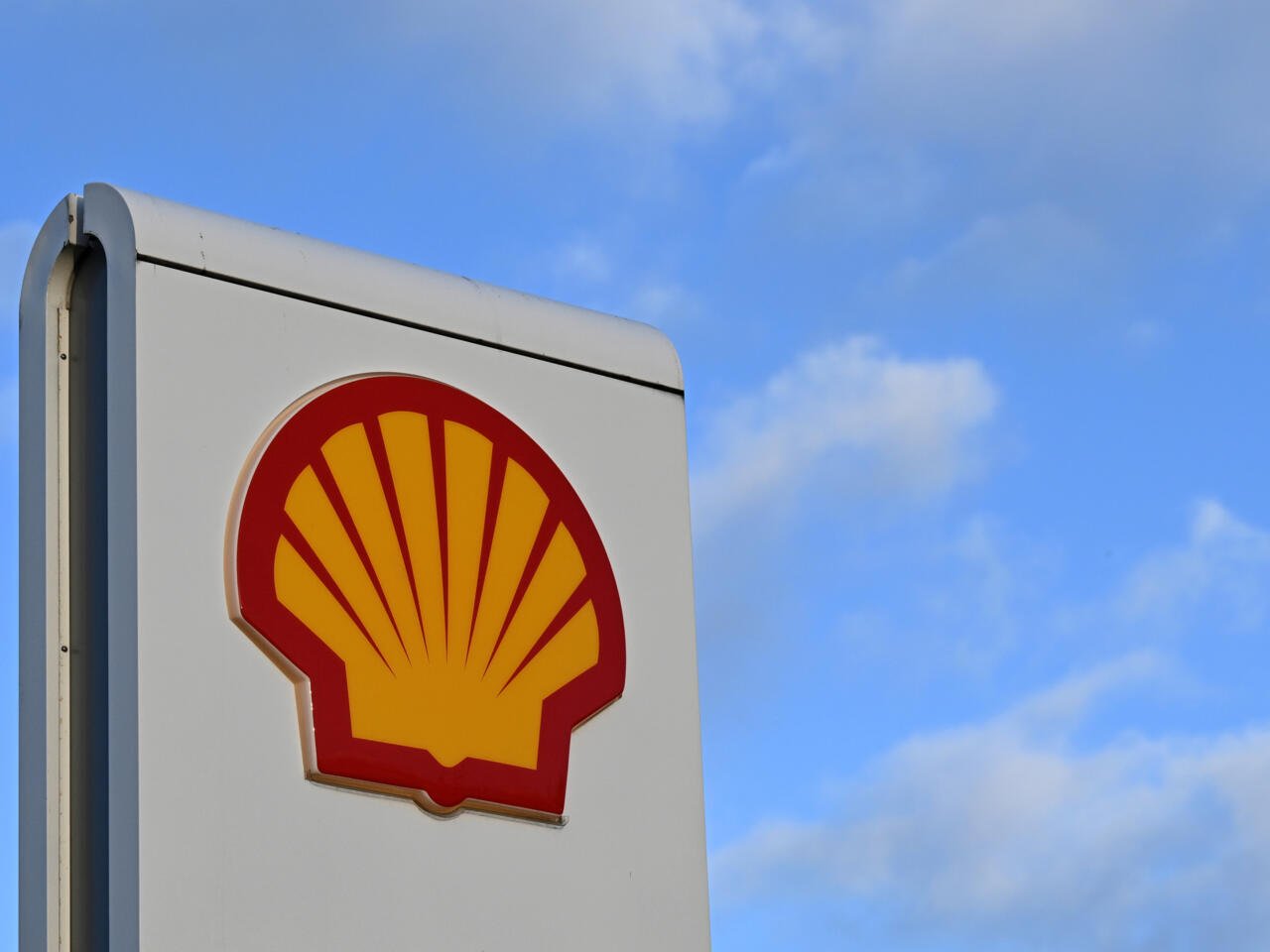 Shell Cuts Costs and Boosts LNG Sales to Stay Ahead - The Khaleej Telegraph